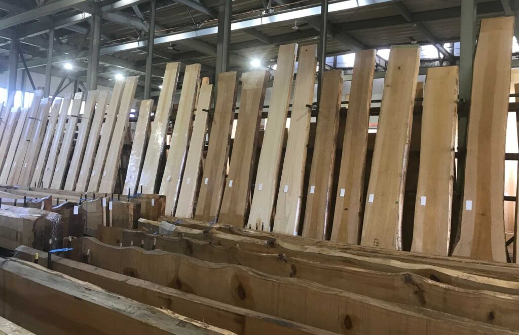 「寿司屋の内装の決め手はカウンター。銘木の一枚板で高級感のあるおもてなしを」 | スマートモデューロ（スマモ）の暮らしを提案するKINOARU